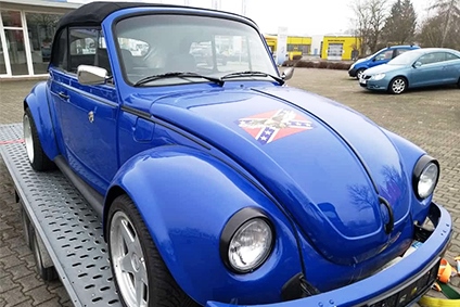 Oldtimer: Blaues Käfer Cabriolet